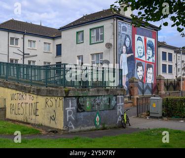 A view of murals in the Bogside area of Derry Stock Photo - Alamy