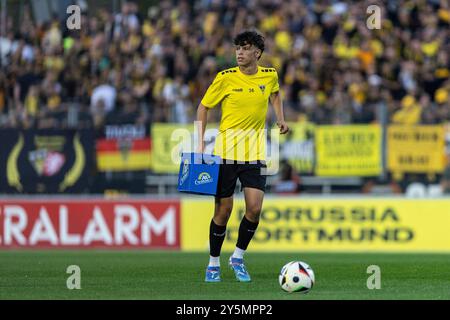 Faton Ademi (Alemannia Aachen, #36) jubelt mit Elekwa Emmanuel (Alemannie Aachen, #14) zum 2:2 3 ...