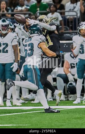 Philadelphia Eagles linebacker Zack Baun warms up before the NFC ...