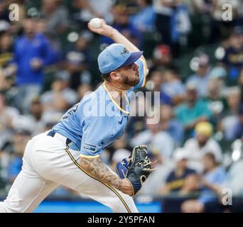 Milwaukee Brewers' DL Hall throws to the New York Mets during the ...