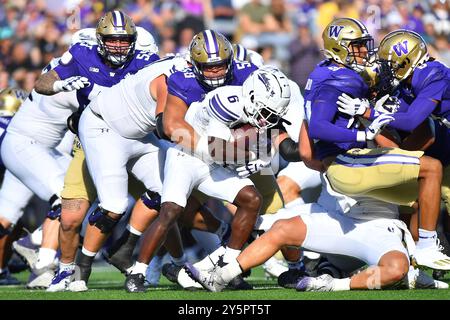 Washington offensive lineman Zachary Henning (58) wide receiver Dezmen ...