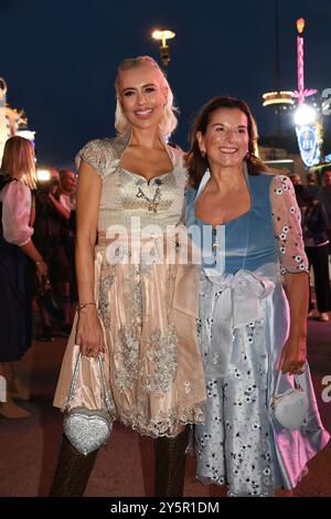 Verena Kerth und Claudia Obert bei der Universum Boxing Night 2024 im ...
