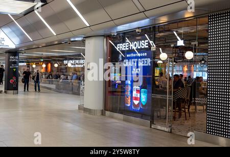 Wetherspoon pub Waterloo Station Stock Photo - Alamy