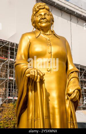 The statues of the "ten golden women" revealed at the opening ceremony ...