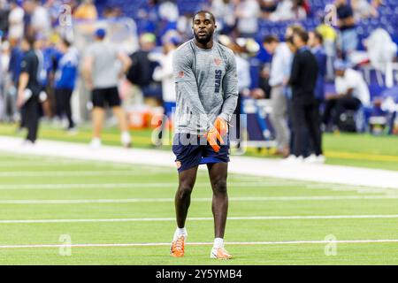 Chicago Bears defensive back Jaylon Jones (33) warms up before playing ...