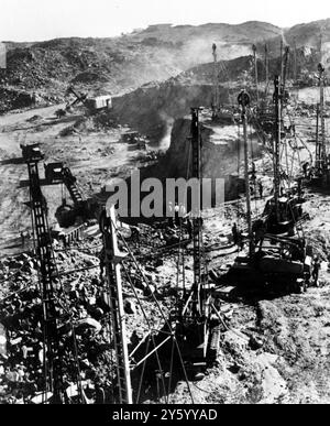 DAMS ASWAN DAM CONSTRUCTION - BUILDING SITE 11 APRIL 1961 Stock Photo ...