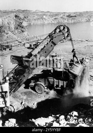DAMS ASWAN DAM CONSTRUCTION - BUILDING SITE 11 APRIL 1961 Stock Photo ...