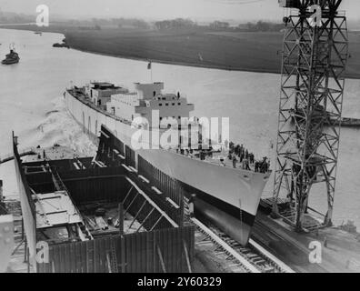 SHIPS LAUNCH HAMPSHIRE BY PRINCESS MARGARET 17 MARCH 1961 Stock Photo ...