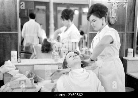SOVIET HAIR STYLIST IN MOSCOW 27 FEBRUARY 1961 Stock Photo - Alamy