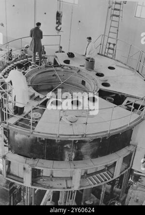 RUSSIAN TECHNICIANS BUILT ATOMIC REACTOR 24 FEBRUARY 1961 Stock Photo ...
