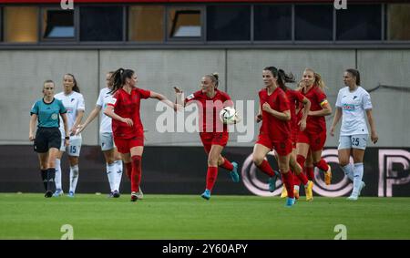 Melissa Koessler (TSG Hoffenheim, #25) im Zweikampf mit Sarah Zadrazil ...