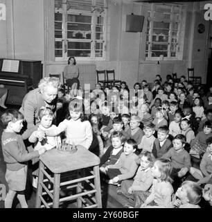 CHILDREN IN JESSOP PRIMARY SCHOOL IN LONDON 17 JANUARY 1961 Stock Photo ...