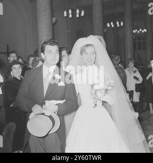 DALLI TONI WEDS CHAMEERS VALERIA AISLE / 19 OCTOBER 1960 Stock Photo ...
