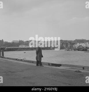 GAITSKELL HUGH WIFE SCARBOROUGH / 2 OCTOBER 1960 Stock Photo - Alamy