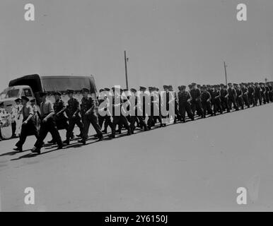 IRISH TROOPS IN TRIPOLI EN ROUTE FOR CONGO 2 AUGUST 1960 Stock Photo ...