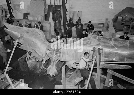 US EMBASSY GILDED EAGLE BEING MADE LONDON 28 JULY 1960 Stock Photo - Alamy