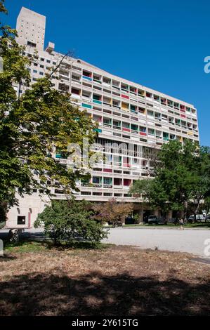 The Unité d'Habitation (or Cité Radieuse), Marseille, by Le Corbusier ...