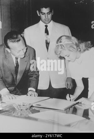 WILEY LOCKAMY WITH NANETTE WALLACE MARRIED/ 8 JULY 1960 Stock Photo - Alamy