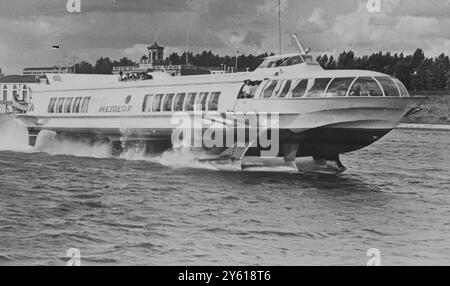 BOATS METEOR WORLDS LARGEST HYDROFOIL 24 JUNE 1960 Stock Photo - Alamy