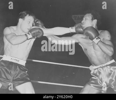 GRACIEUX LAMPERTI V PERCY LEWIS BOXING MATCH 27 JANUARY 1960 Stock ...