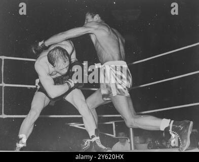 GRACIEUX LAMPERTI V PERCY LEWIS BOXING MATCH 26 JANUARY 1960 Stock ...