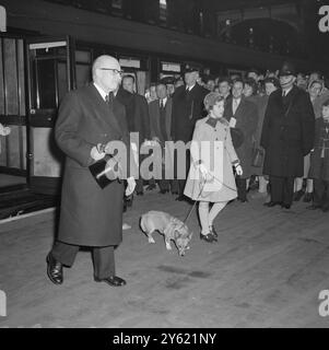 PRINCESS ANNE WALKING THE ROYAL CORGI DOGS 20 JANUARY 1960 Stock Photo ...
