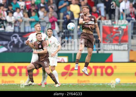 Carlo Boukhalfa (FC St. Pauli, #16) im Zweikampf mit Mario Goetze ...