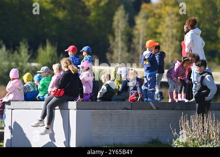 Kindergartenkinder mit ihren Betreuerinnen -machen eine Rast,Pause ...