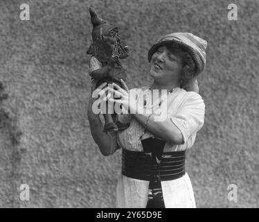 Miss Marie Lloyd , the famous music hall entertainer ( centre ) with ...