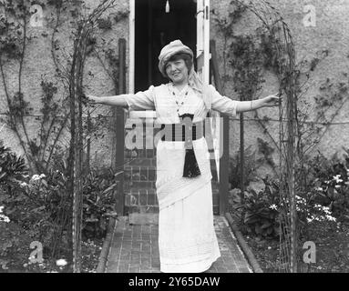 Miss Marie Lloyd , the famous music hall entertainer ( centre ) with ...