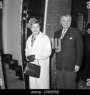 CHURCHILL W HYDE PARK HOME WIFE / 8 MARCH 1960 Stock Photo - Alamy