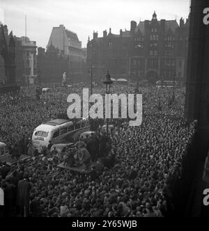 THE VICTORIOUS MANCHESTER UNITED TEAM PARADE THE PREMIER LEAGUE TROPHY ...