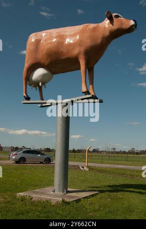 Giant dairy cow at Caldermeade Farm gate on Victoria's South Gippsland ...