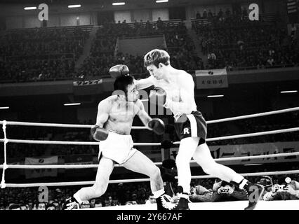 Fighting Harada and British boxer Alan Rudkin during their World ...