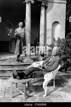 Mr Alfred Lunt and his wife , Lynn Fontanne - pictured in the lovely ...