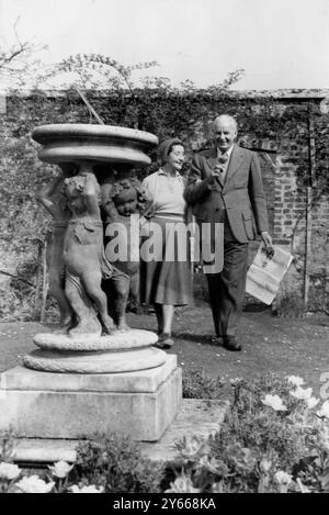 Mr Alfred Lunt and his wife , Lynn Fontanne - pictured in the lovely ...