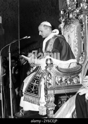 9 DECEMBER 1963 - - POPE PAUL VI ACKNOWLEDGES THE CHEERING CROWD AFTER ...