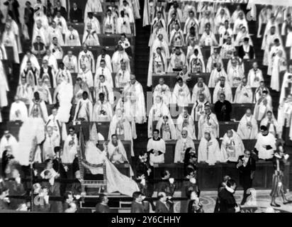 ECUMENCIAL COUNCIL POPE PAUL VI ON GESTATORIAL CHAIR IN VATICAN CITY ...