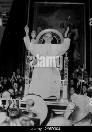 POPE PAUL VI ON GESTATORIAL THRONE BLESSES CROWDS IN ITALY / ; 5 ...