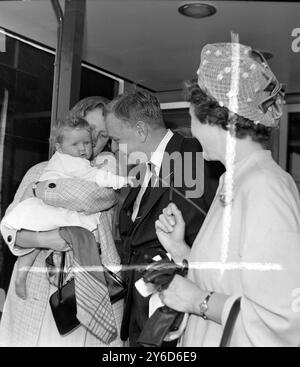 MARY HAILSHAM WITH DAUGHTER AND HUSBAND LORD HAILSHAM IN LONDON ; 27 ...