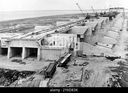 MAN MADE BARRIERS AGAINST THE SEA, SCHELDE ESTUARY, HOLLAND ; 10 JULY ...
