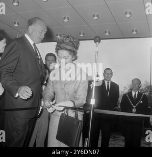 THE NEW LORD MAYOR OF LONDON RALPH PERRING WAVES FROM COACH / ; 10 ...