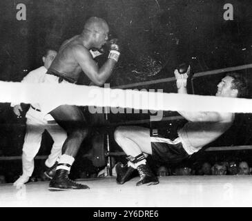 BOXING HEAVYWEIGHT WAYNE BERTHEA FIGHT WITH FRANCO DE PICCOLI IN ROME ...