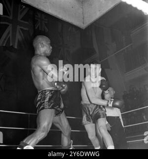 BOXING JIMMY BEECHAM WITH TERRY DOWNES IN LONDON / ; 5 MARCH 1963 Stock ...