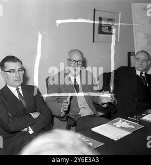 CHRISTOPHER HINTON TALKS TO PRESS / ; 26 JANUARY 1963 Stock Photo - Alamy