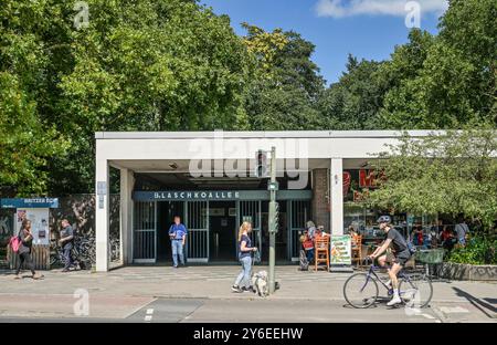 U-Bahnhof, Blaschkoallee, Britz, Neukölln, Berlin, Deutschland Stock Photo - Alamy