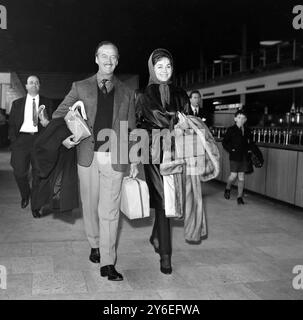 DAVID NIVEN WITH WIFE AT LONDON AIRPORT / ; 20 OCTOBER 1964 Stock Photo ...