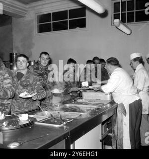 ARMY PARACHUTISTS AT RAF STATION ABINGDON / ; 29 OCTOBER 1962 Stock ...