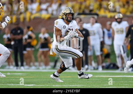Vanderbilt tight end Eli Stowers (9) plays during the second half of an ...