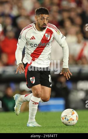 River Plate s midfielder Manuel Lanzini C controls he ball past Velez ...